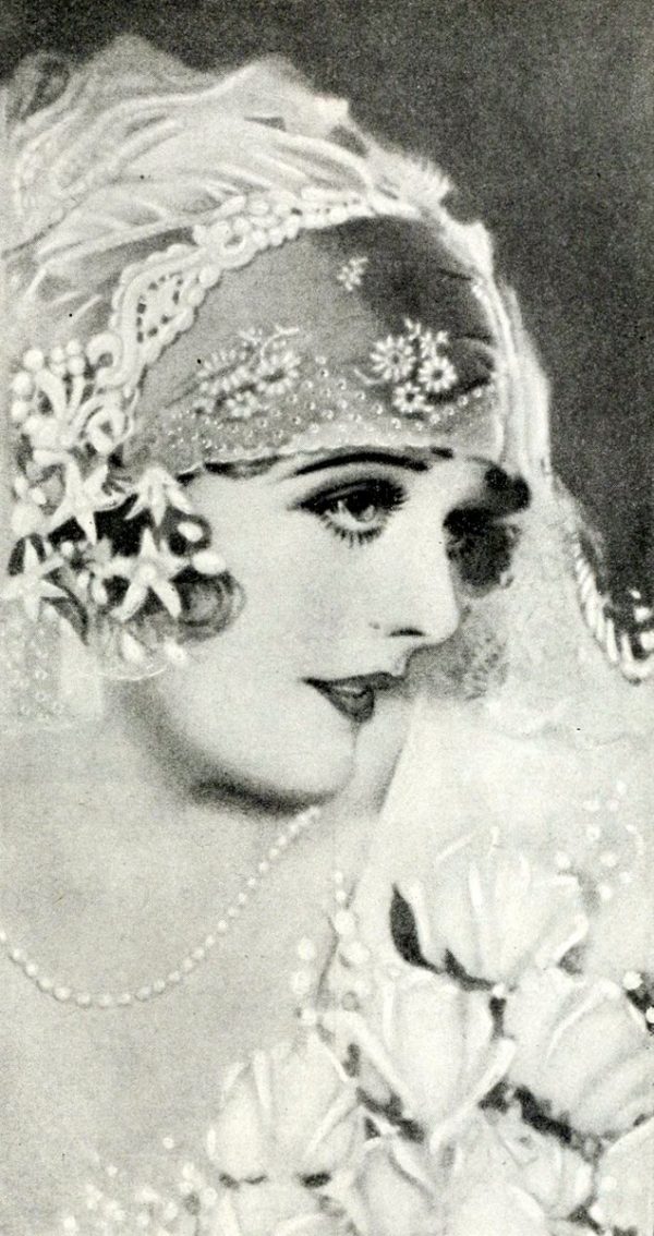 Bold 1920s makeup: How to get that expressive & dramatic flapper makeup ...