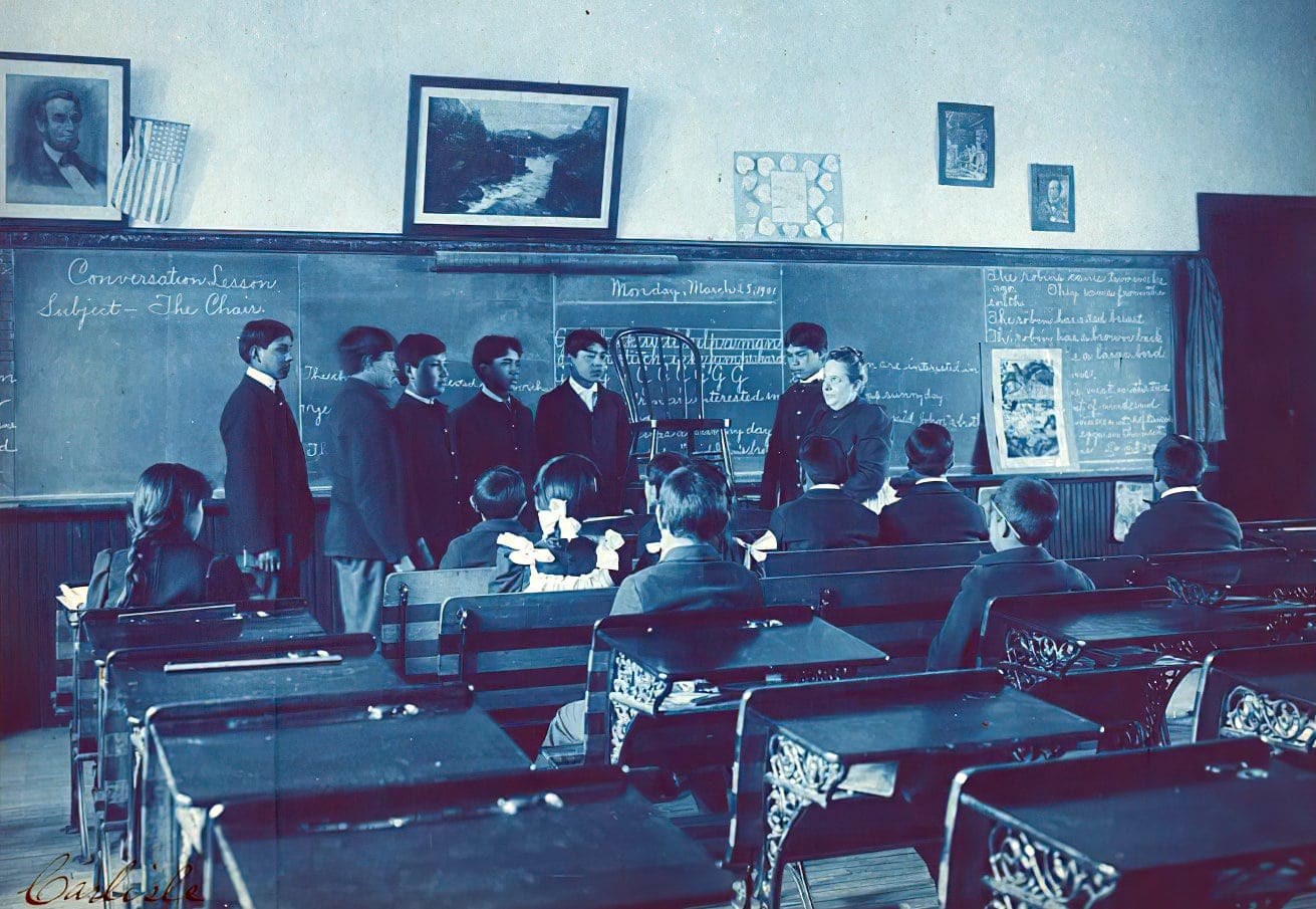 Old school classrooms that show what school was really like in 1899 ...
