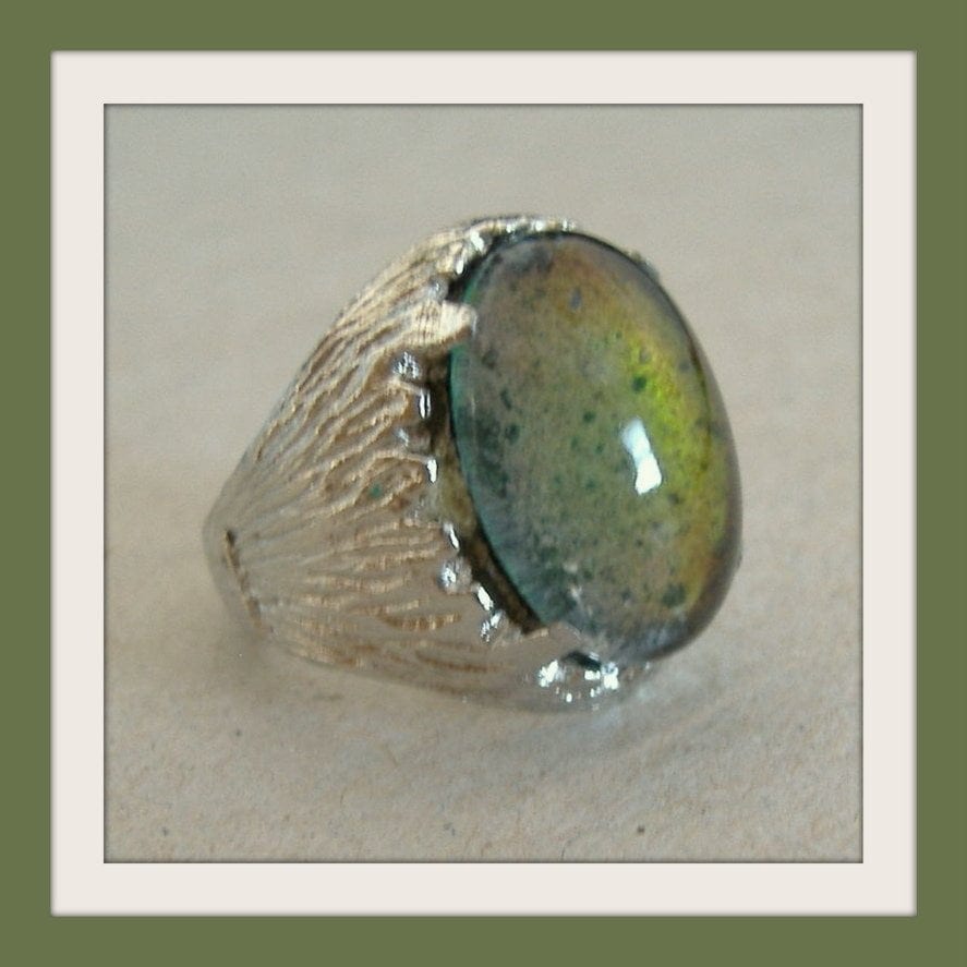 Mood ring color meanings for the retro jewelry trend - and what blue ...