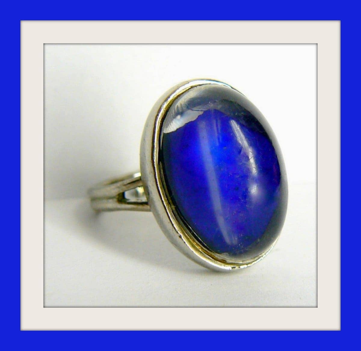 Mood ring color meanings for the retro jewelry trend - and what blue ...