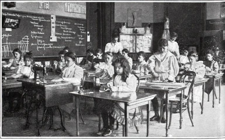 Old school classrooms that show what school was really like in 1899 ...