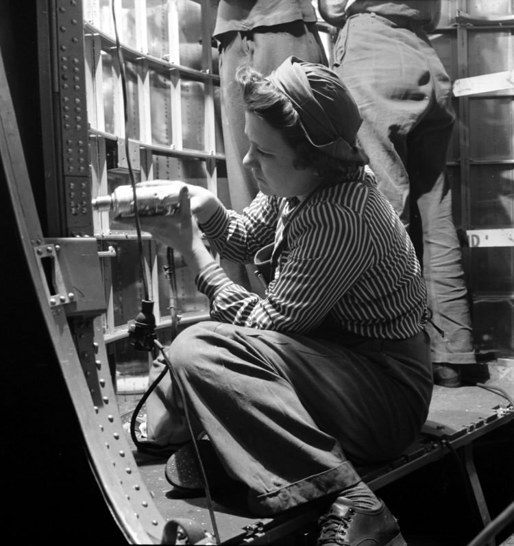 See 50 real-life Rosie the Riveters & other women war workers from WWII ...