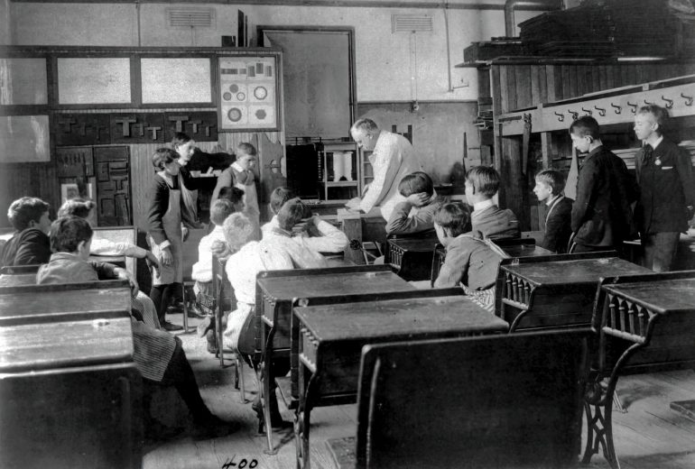 Old school classrooms that show what school was really like in 1899 ...
