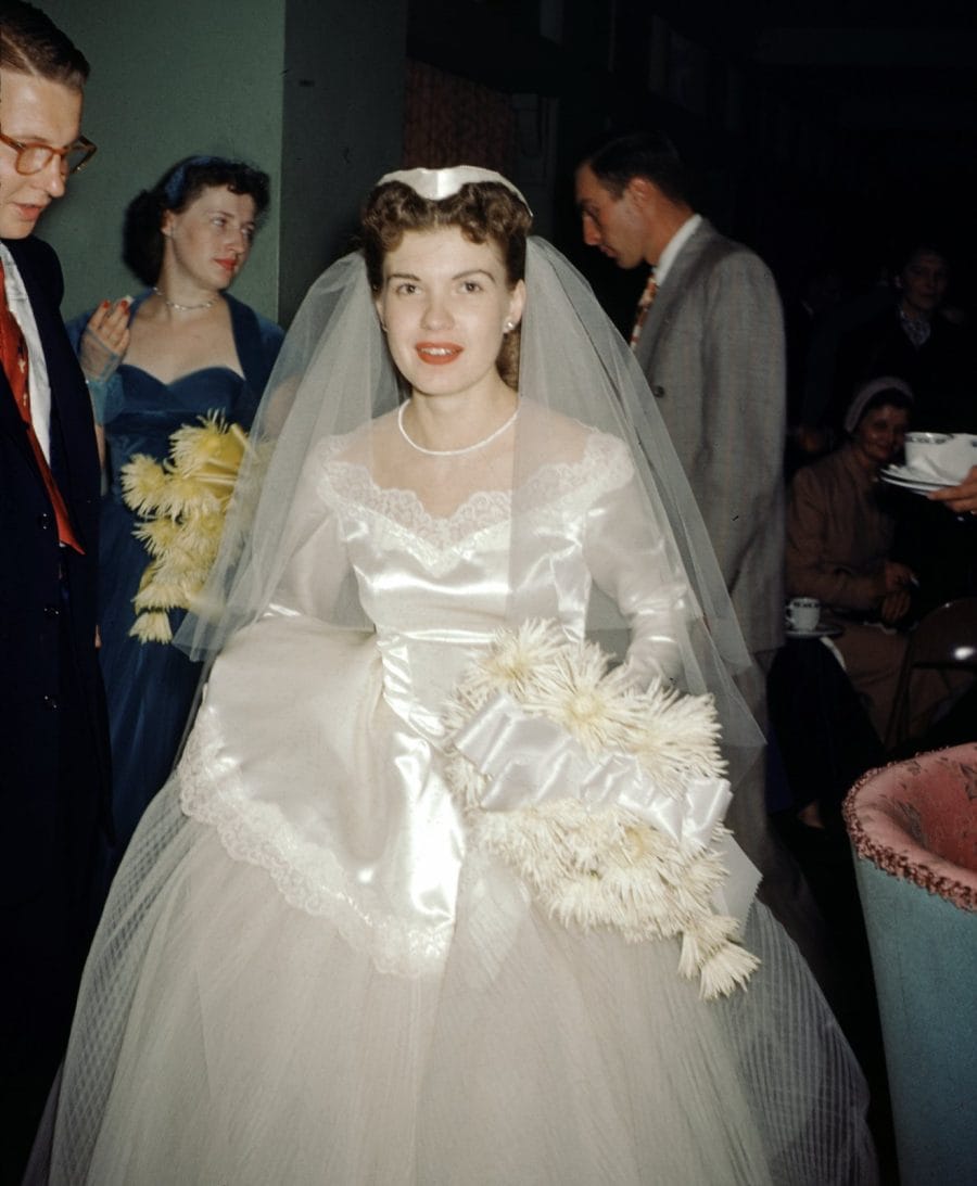 These stunning 1950s wedding dresses unveil the elegance of a bygone ...