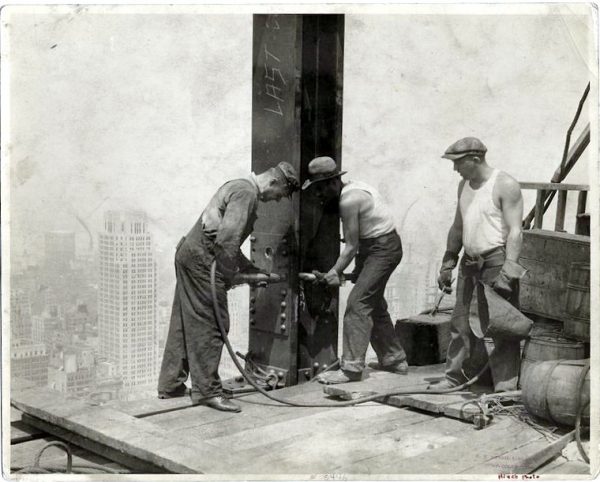 See 47 photos of daredevil skyscraper construction workers hanging out ...