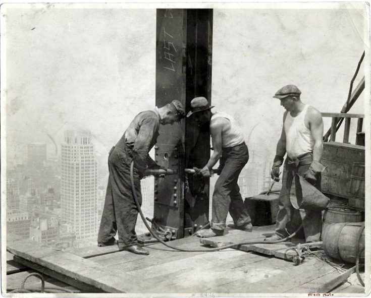 See 47 photos of daredevil skyscraper construction workers hanging out ...