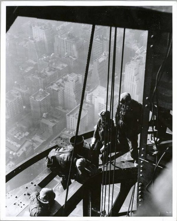 See 47 photos of daredevil skyscraper construction workers hanging out ...